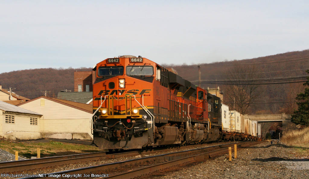 BNSF 6642 on NS 211